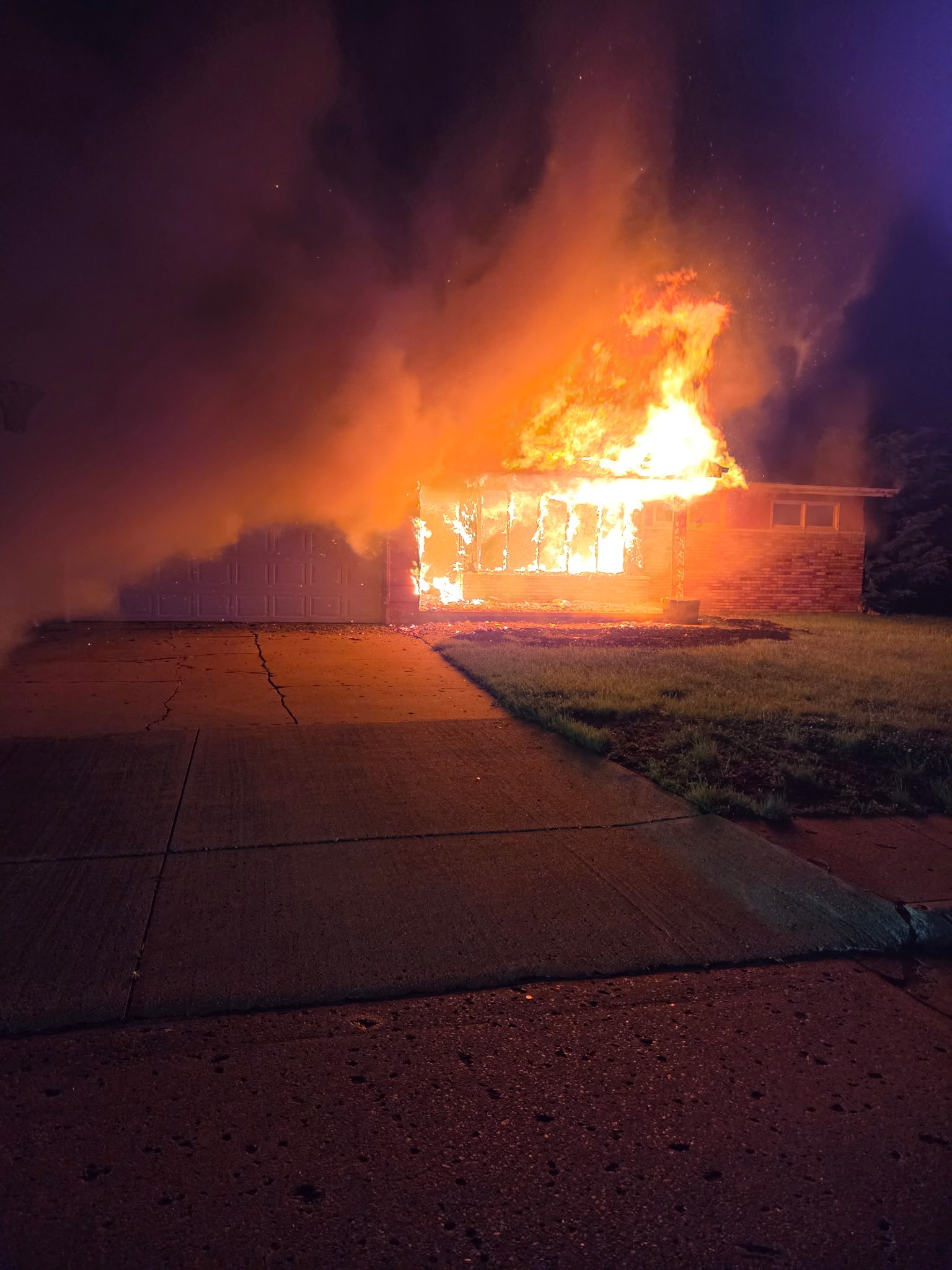 Orange City Firefighters Assist at Early Morning Le Mars House Fire ...